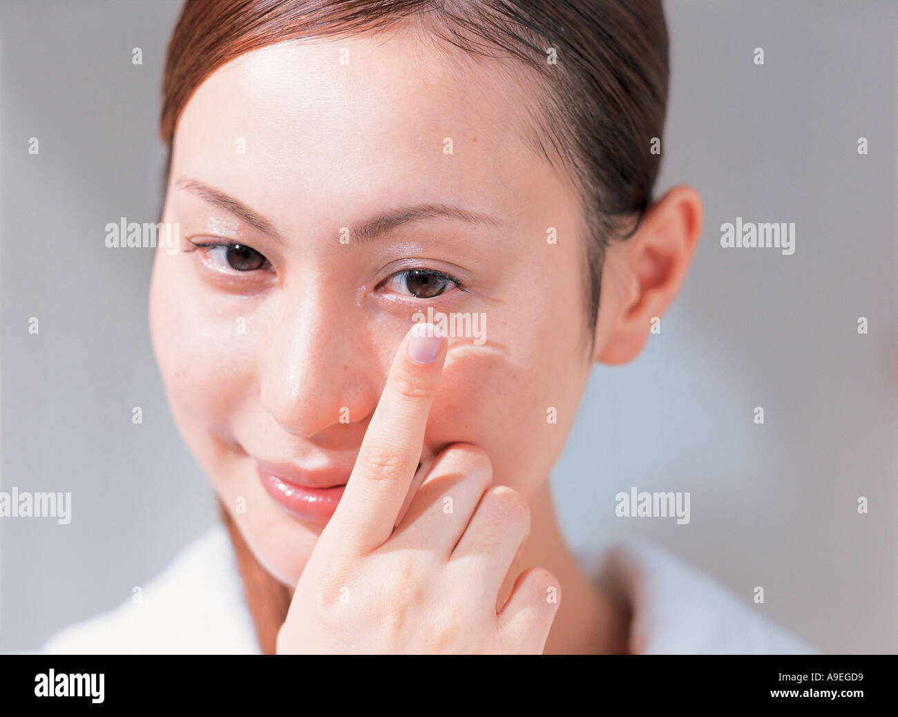 Inserting contact lens Stock Photo - Alamy