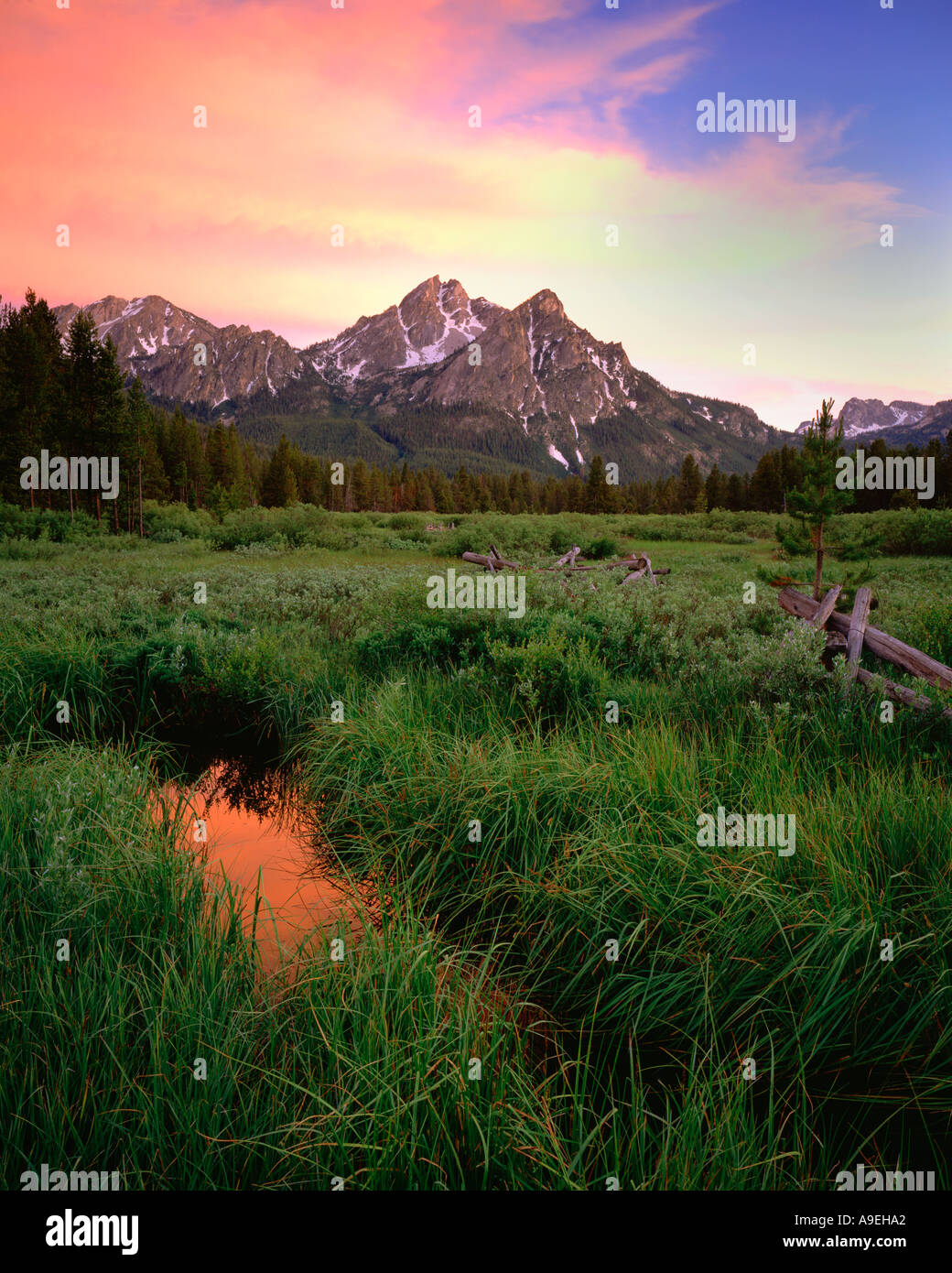 Sawtooth borders hi-res stock photography and images - Alamy