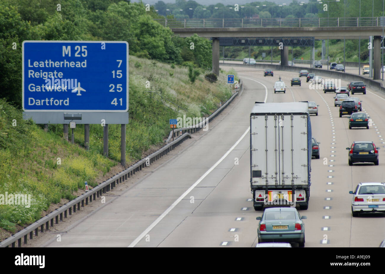 motorway traffic on the M25 in Surrey Stock Photo - Alamy