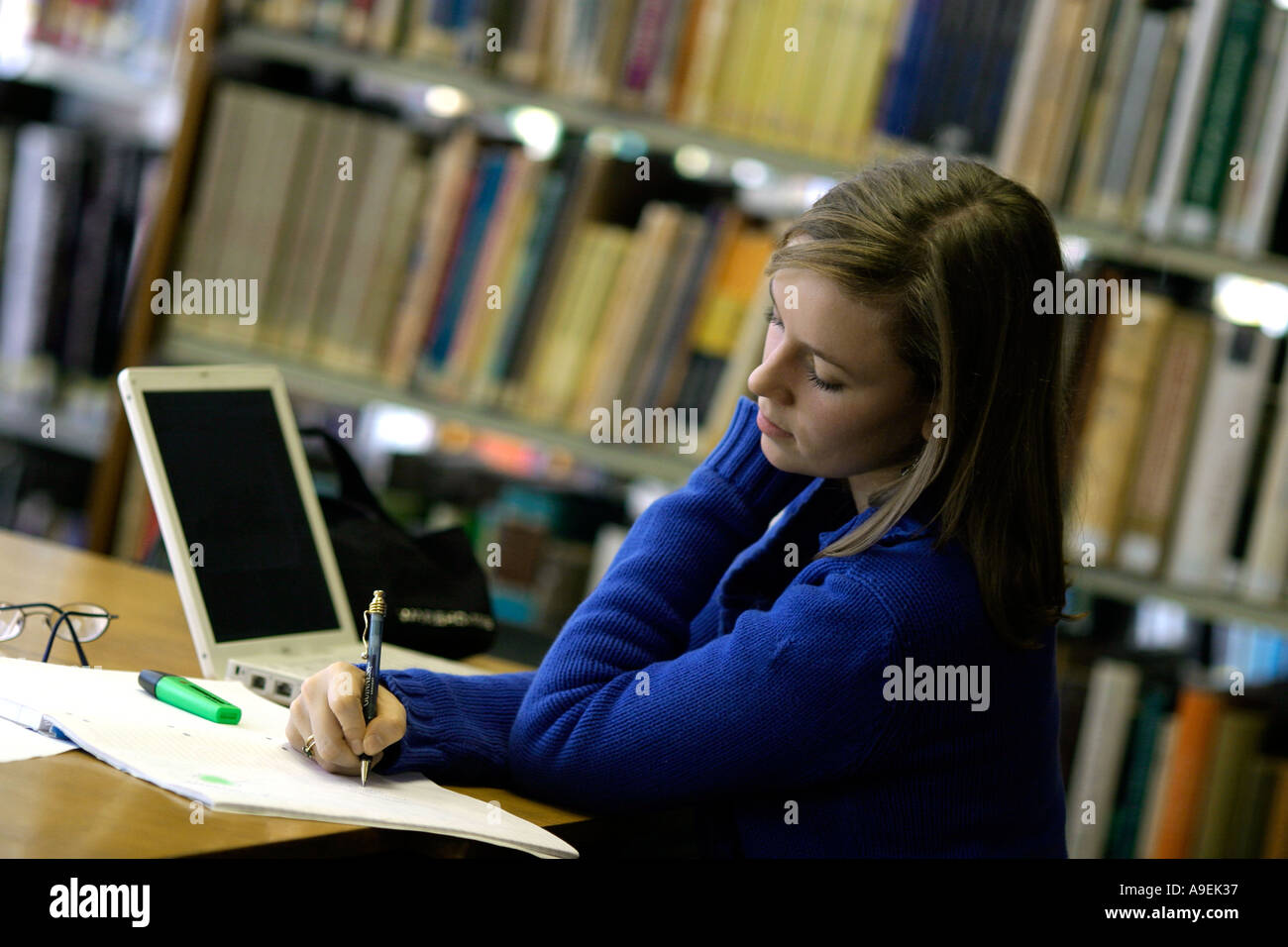 Working library hi-res stock photography and images - Alamy