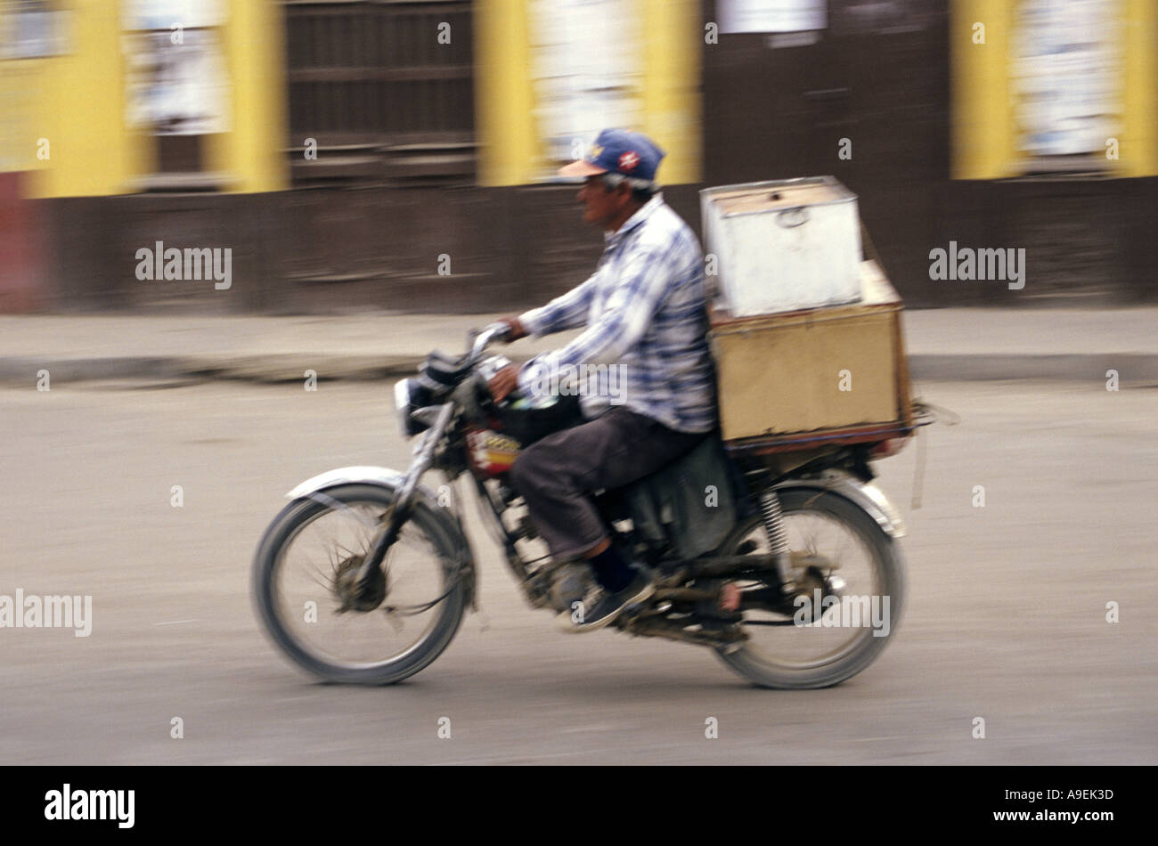 Motorbike delivery man Stock Photo - Alamy