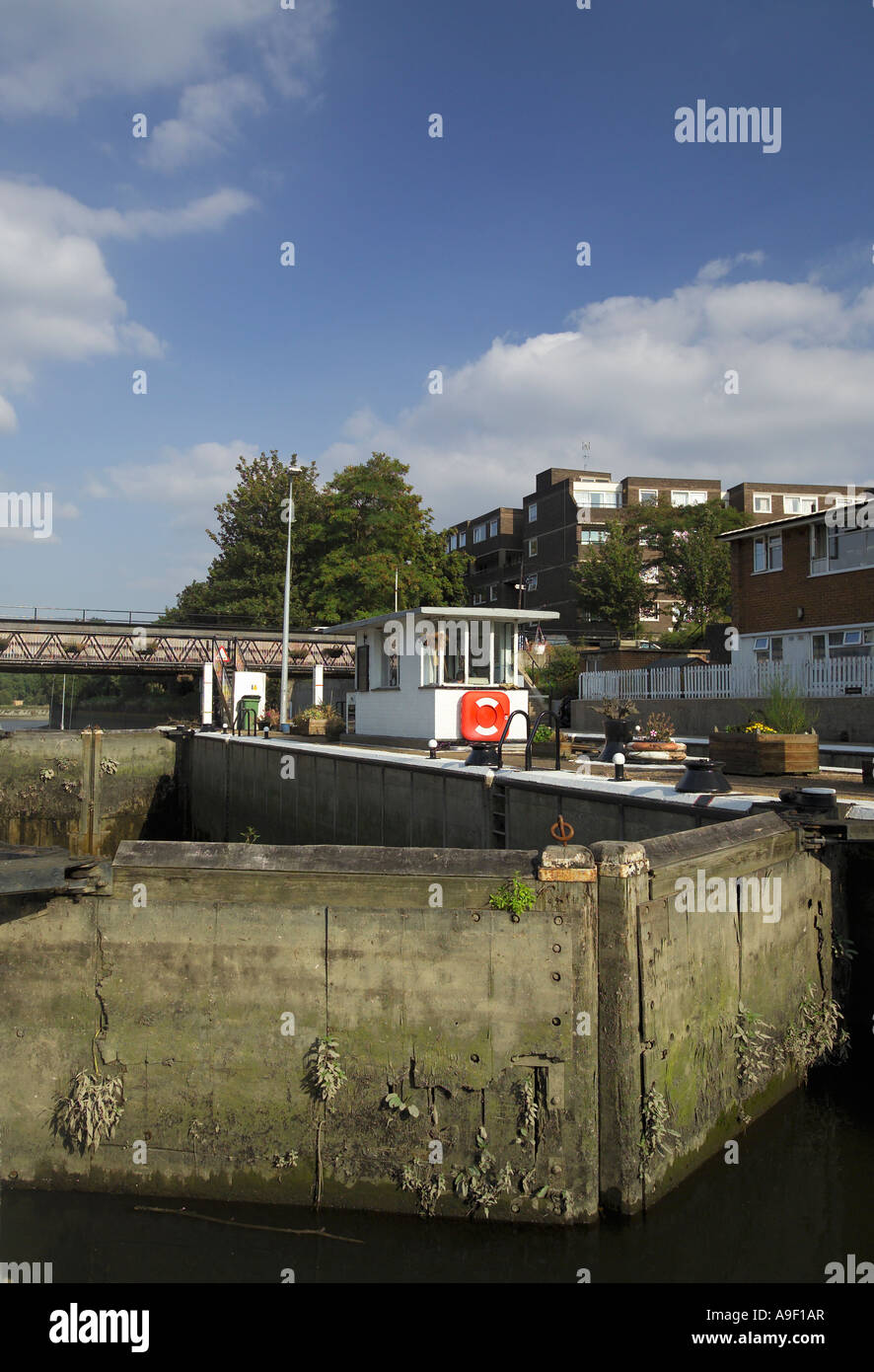LOCK GATE GRAN UNION CANAL Stock Photo - Alamy