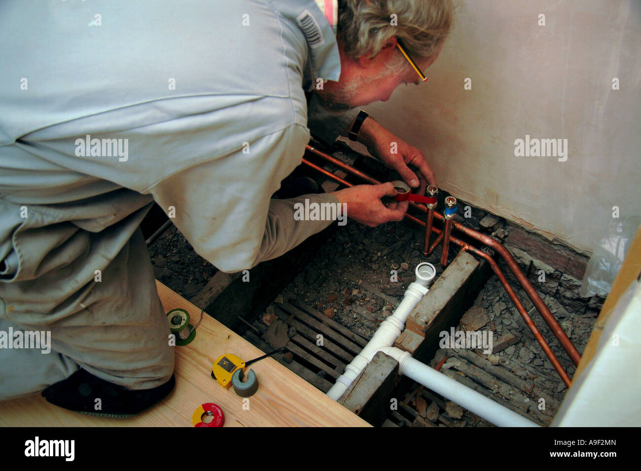 Plumber Fitting Bath and Hand Basin Stock Photo - Alamy