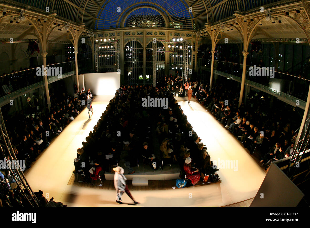Moda fashion show uk hi-res stock photography and images - Alamy
