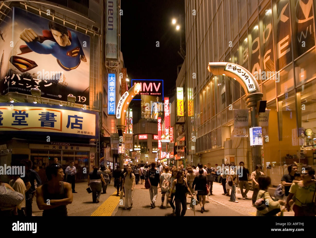 Shibuya Tokyo night scene Stock Photo - Alamy