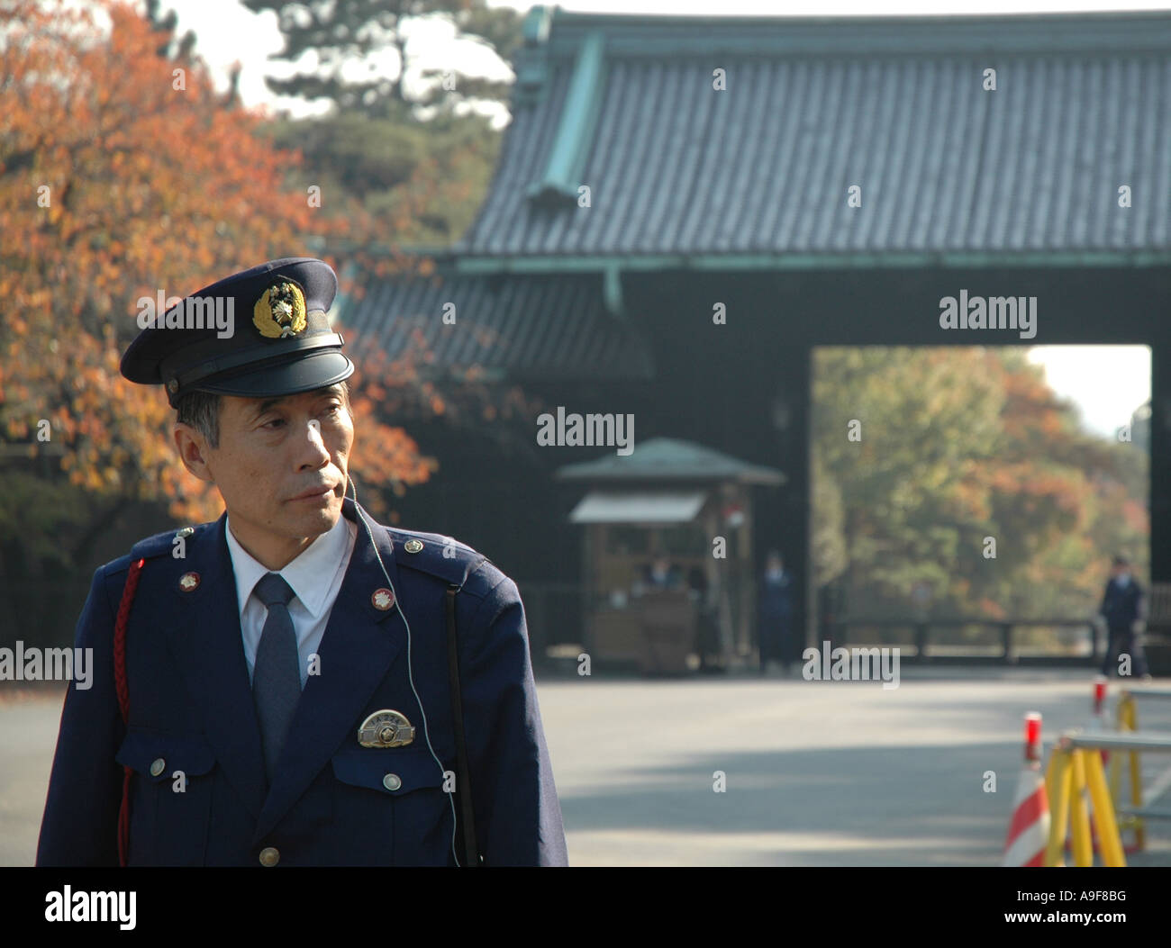 Guarding the entrance to the Emperors palace, Tokyo, Japan Stock Photo ...