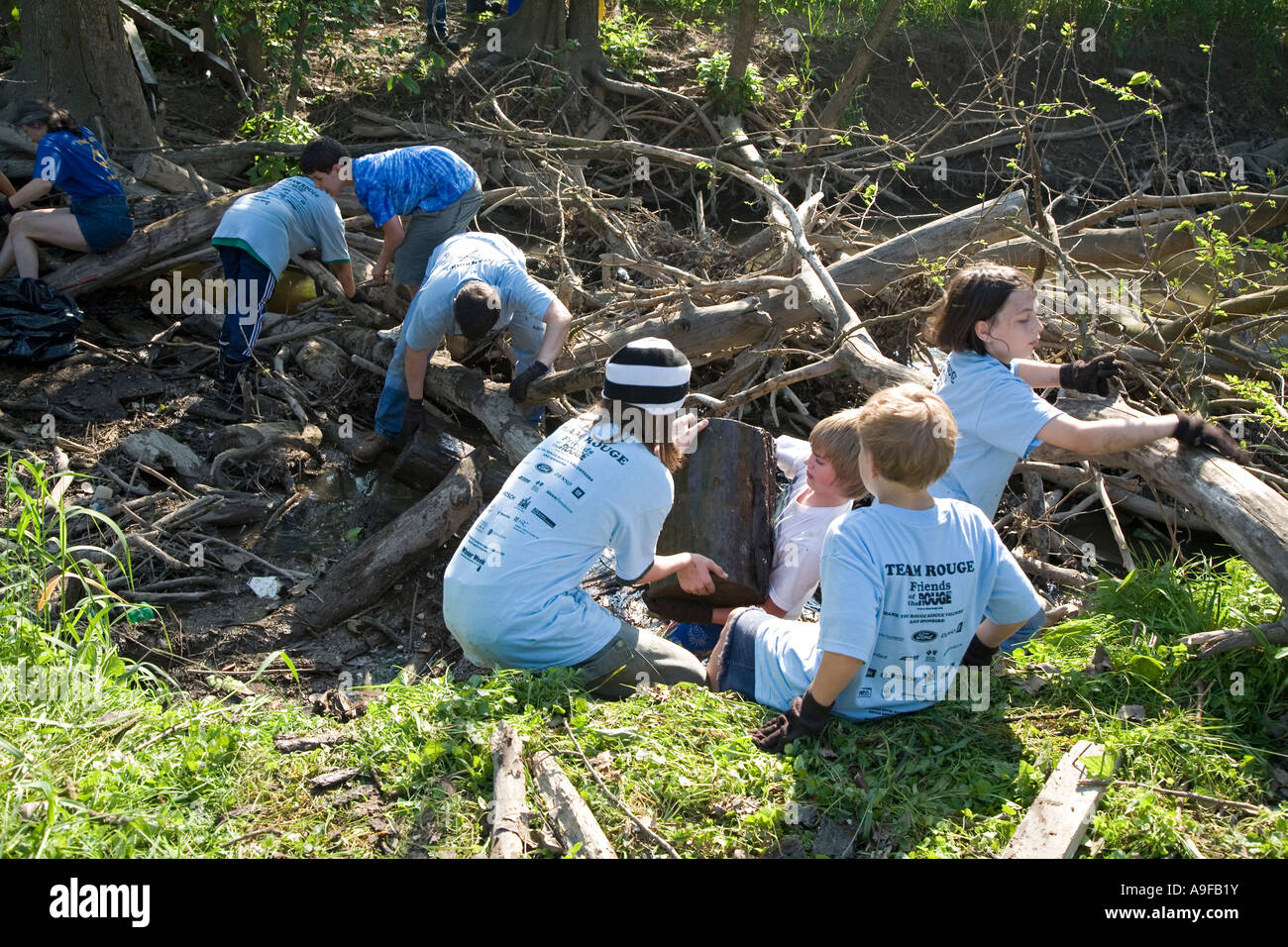 Children river cleanup hi-res stock photography and images - Alamy