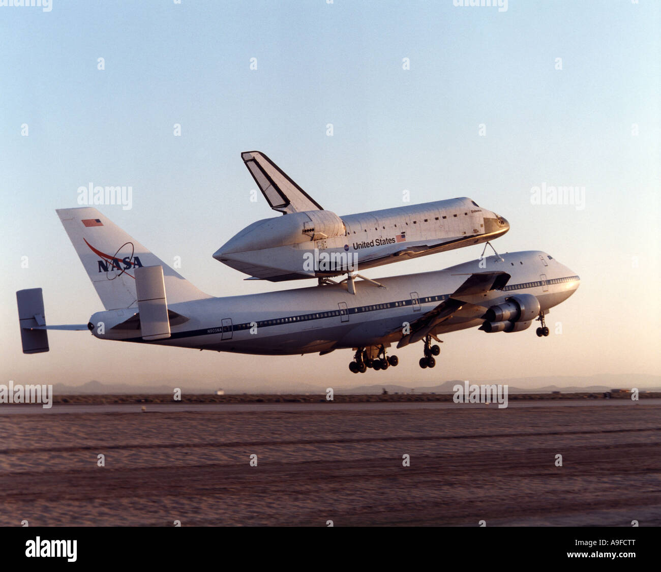 Space shuttle on boeing 747 hi-res stock photography and images - Alamy