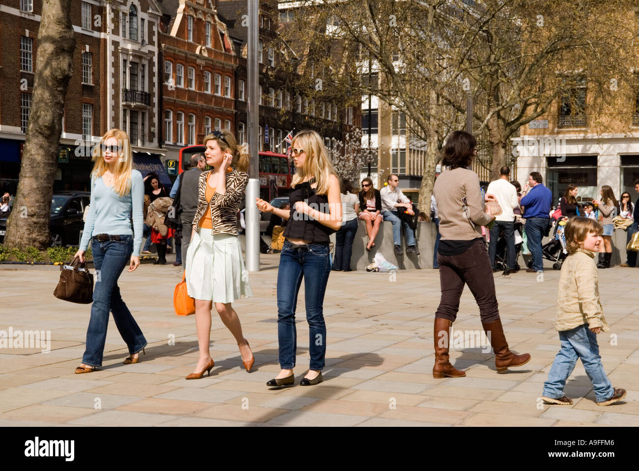 Street style 2000s UK. Young women casually dressed Saturday afternoon ...