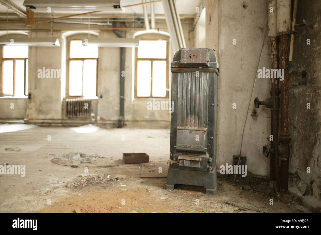 Abandoned stoves hi-res stock photography and images - Alamy