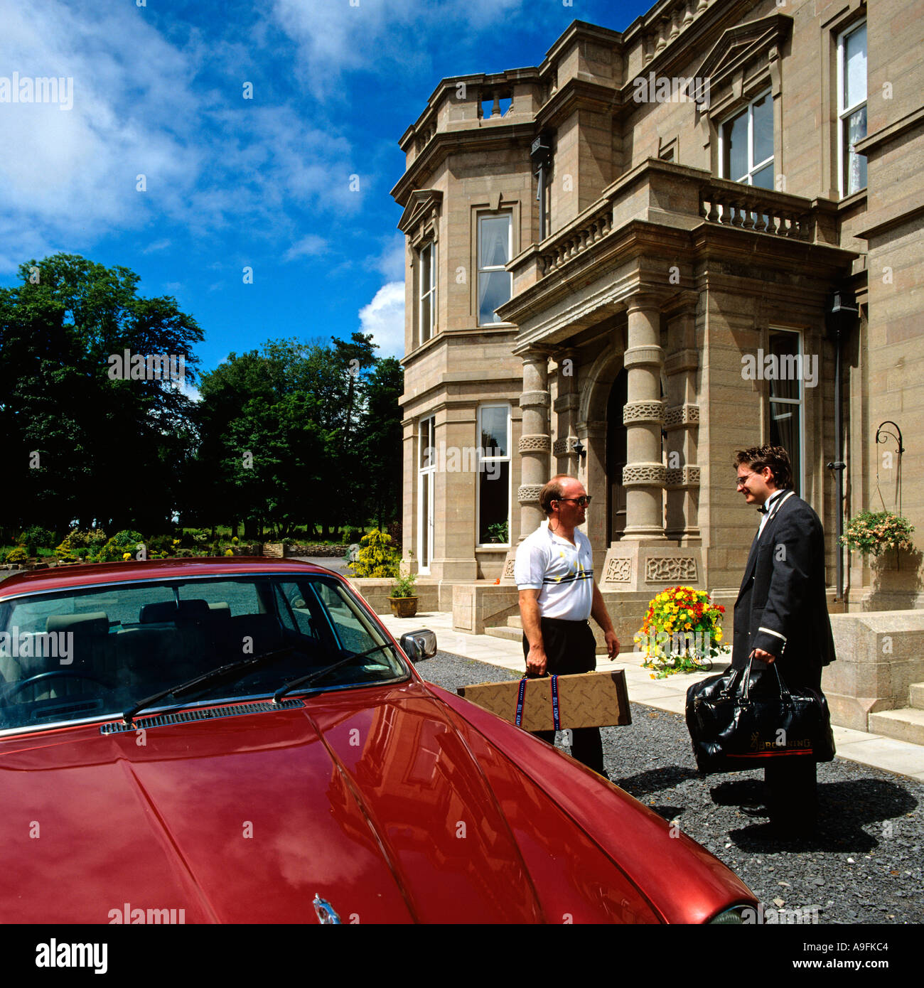 Country house hotel arrival of guests Stock Photo - Alamy