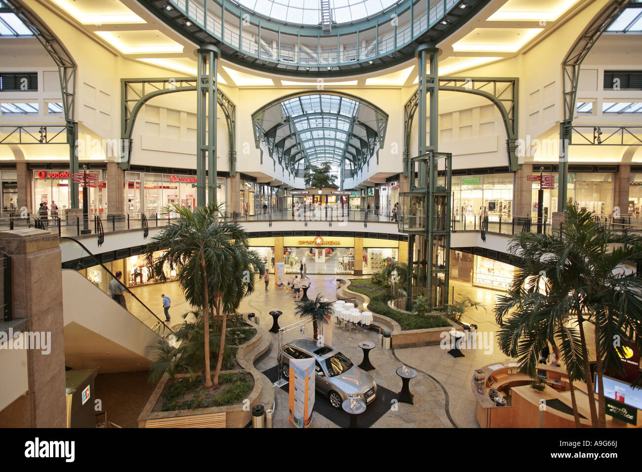 Shopping center centro hi-res stock photography and images - Alamy