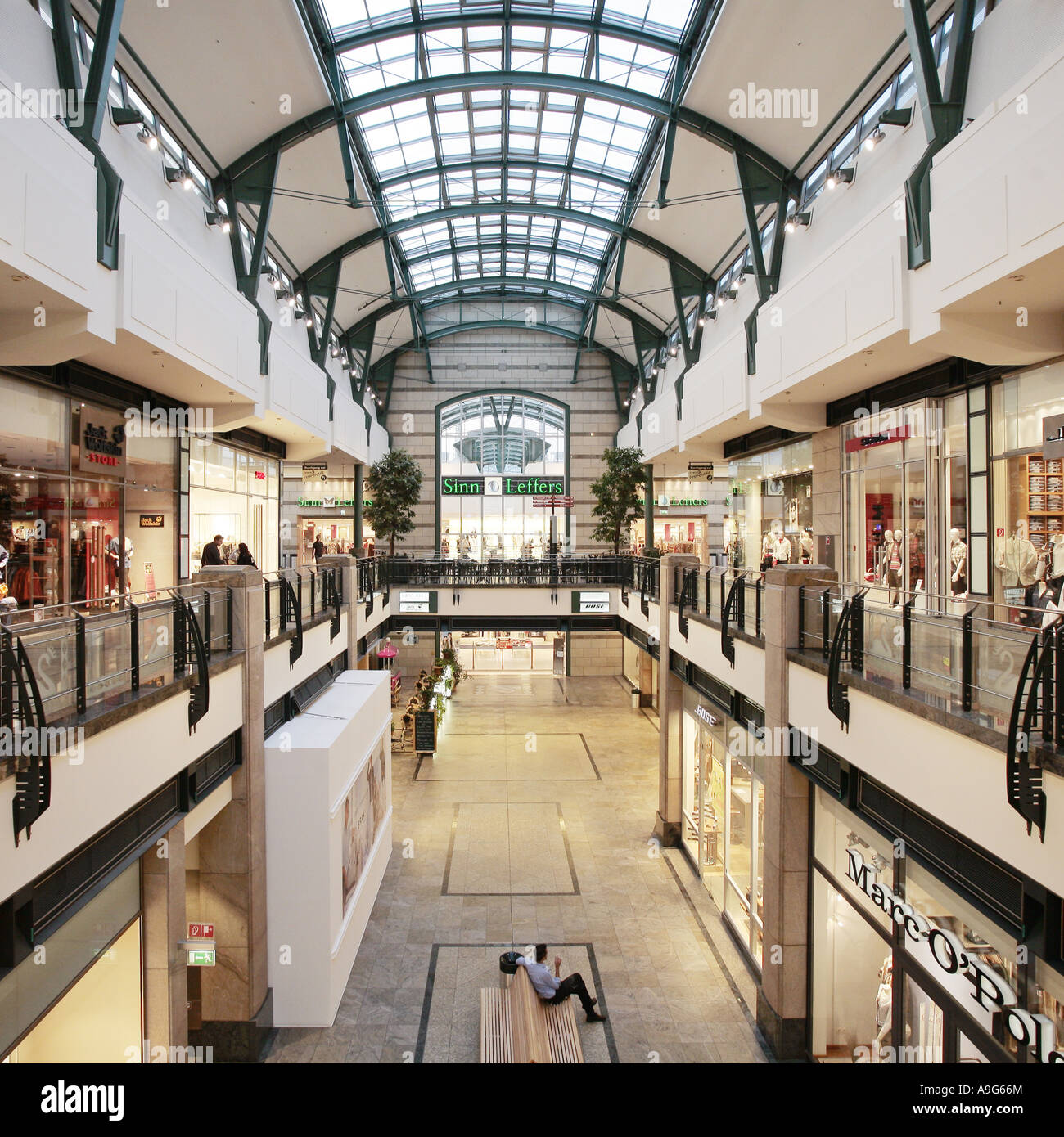 Shopping center centro hi-res stock photography and images - Alamy