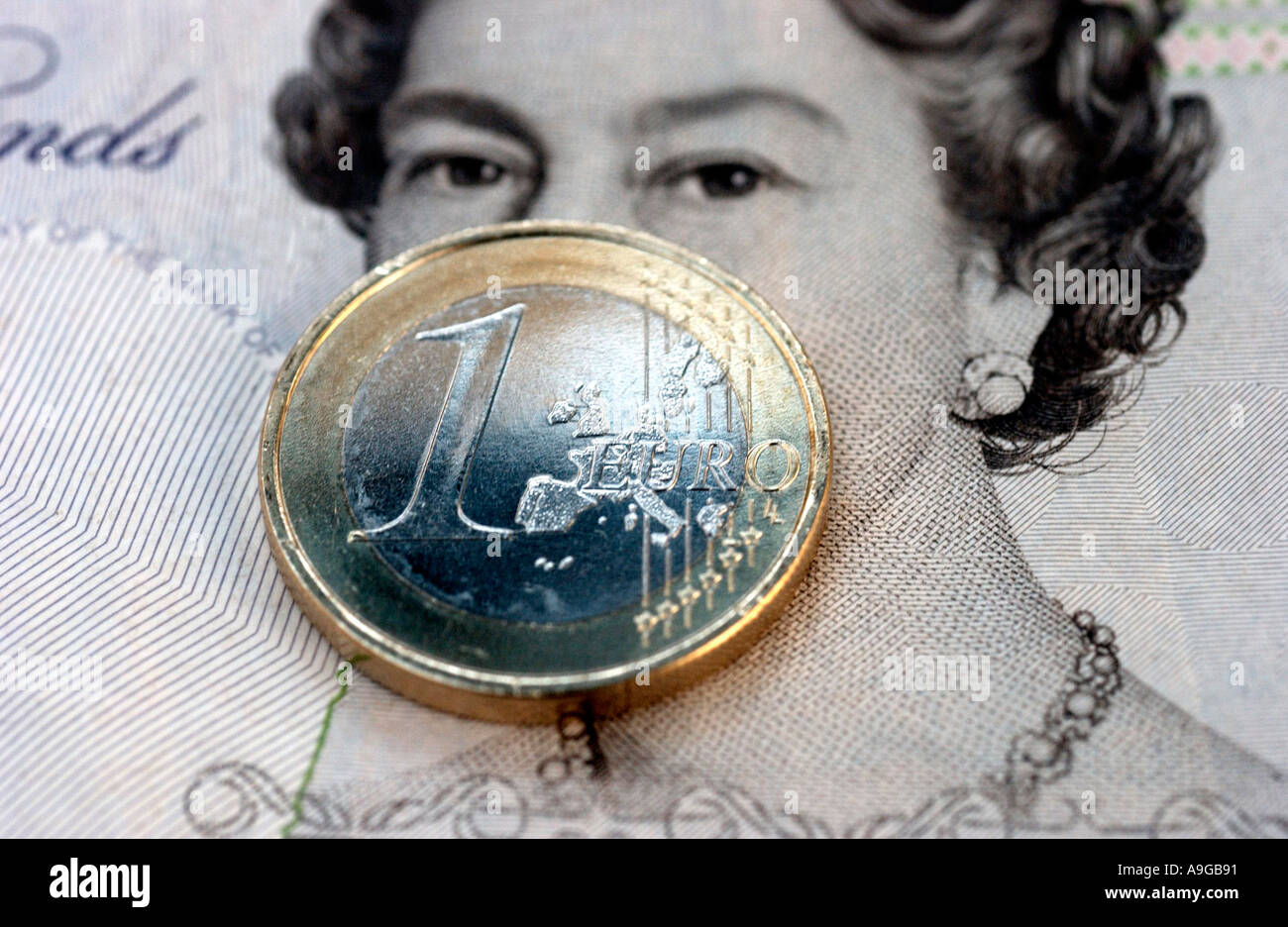 Queens head on coin hi-res stock photography and images - Alamy