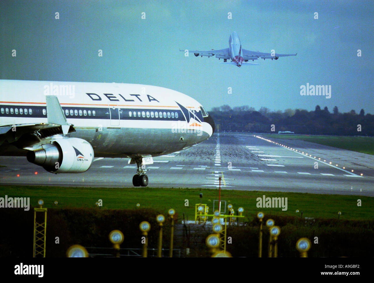 Delta first class hi-res stock photography and images - Alamy