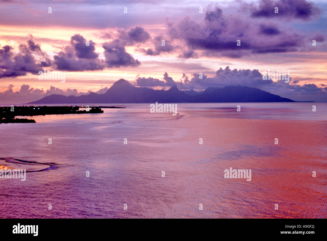 Moorea island from tahiti sunset hi-res stock photography and images ...