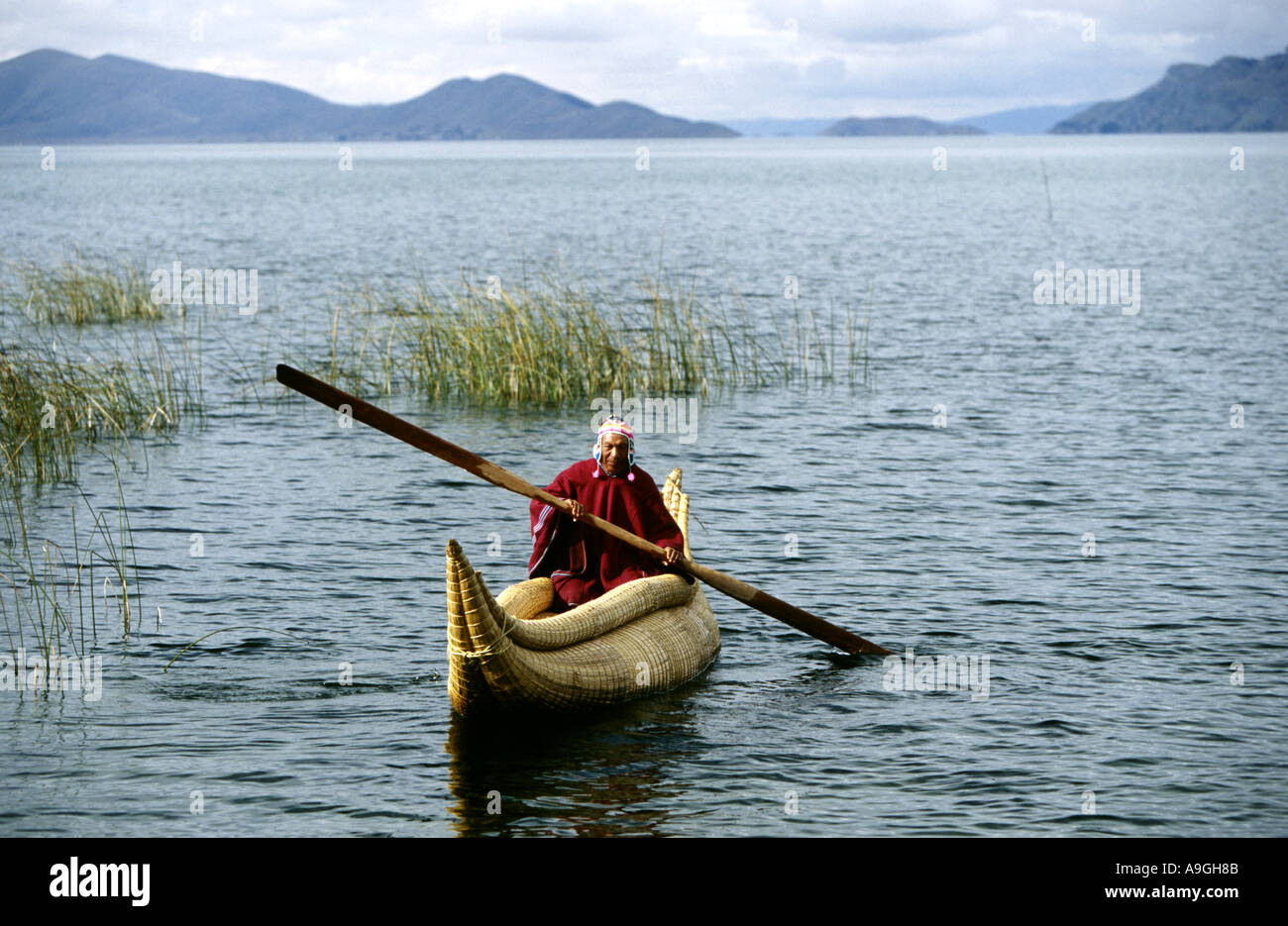 Ayamara Indio with traditionell papyrus boat, Bolivia, Altiplano Stock ...
