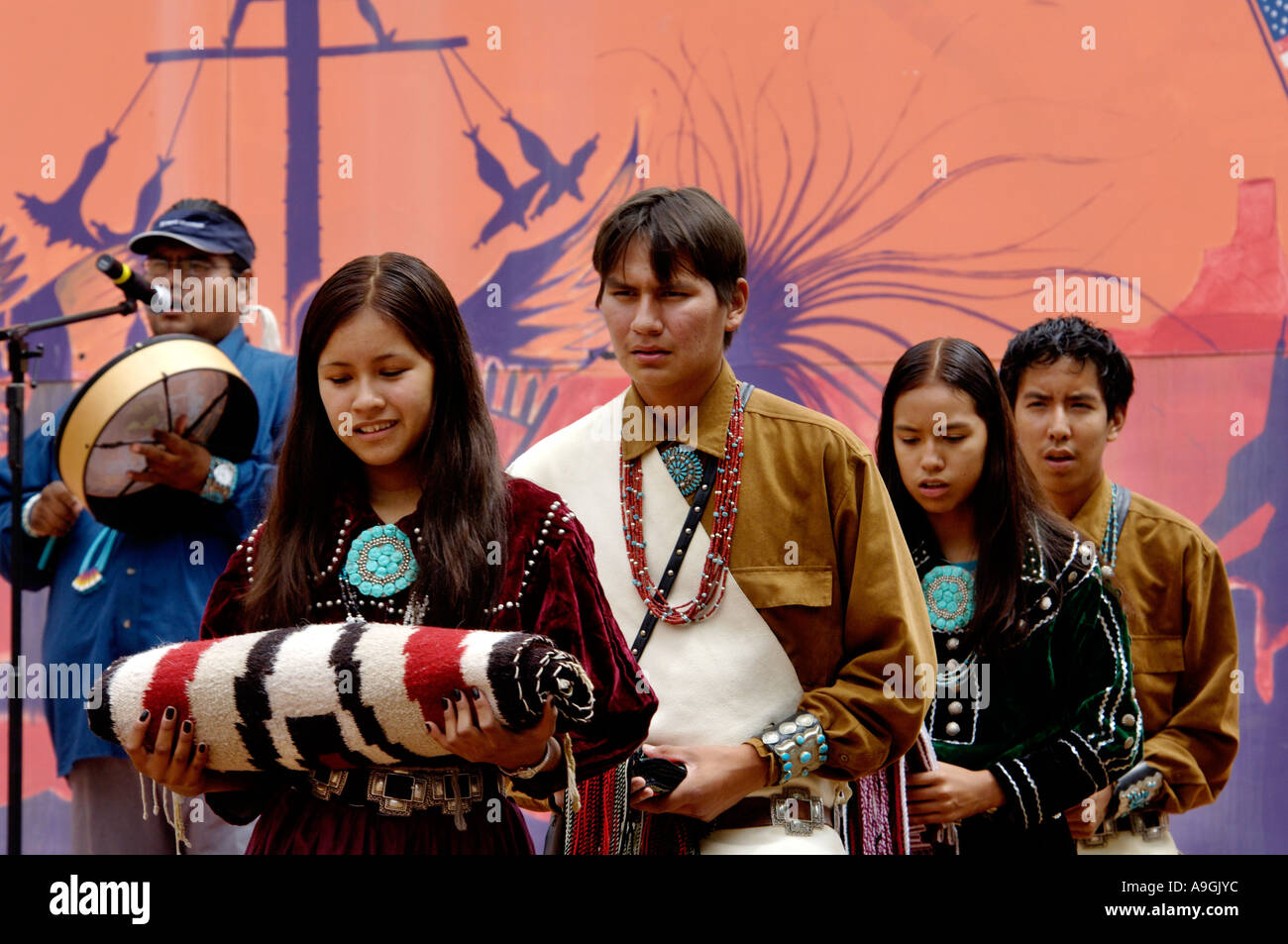 Native american weavers hi-res stock photography and images - Alamy