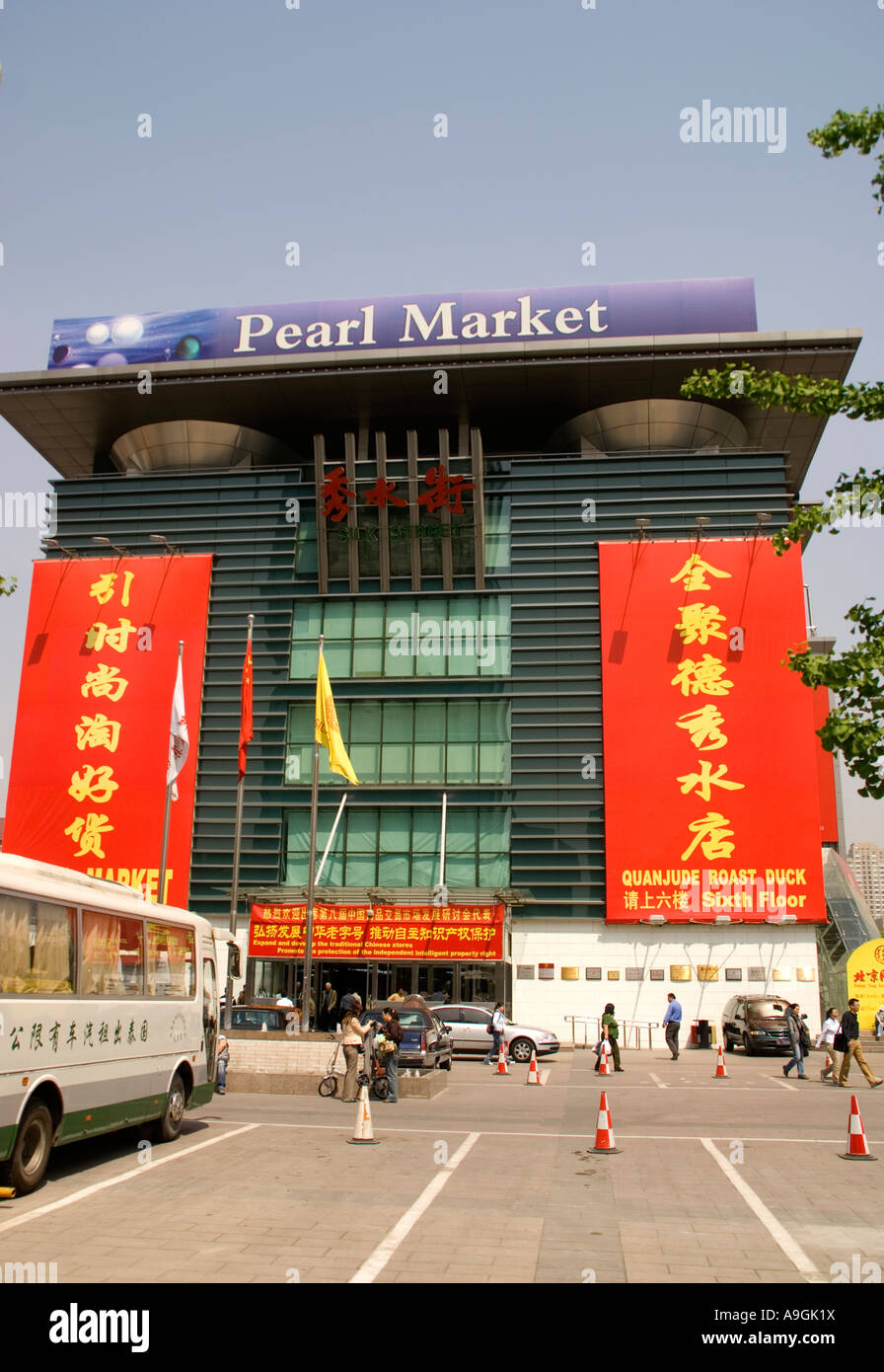 Beijing's Silk Street Pearl Market bargain shopping center Stock Photo ...