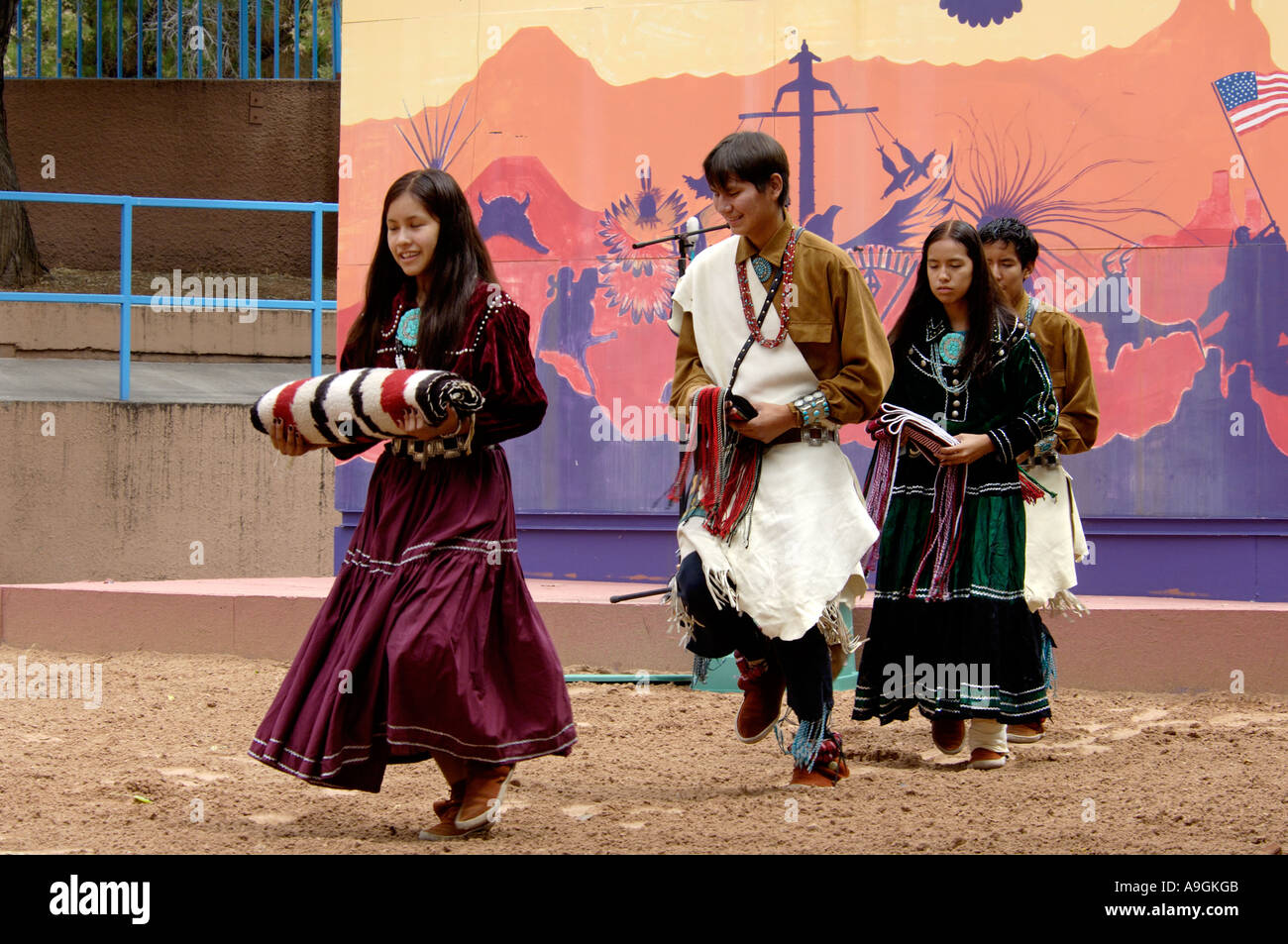Native american weavers hi-res stock photography and images - Alamy