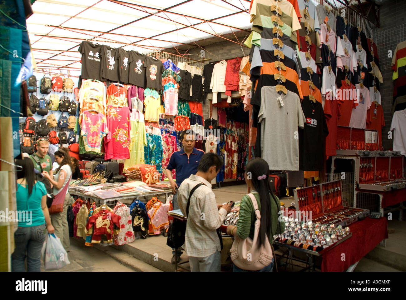 Xian covered alleyway market huajue hi-res stock photography and images ...
