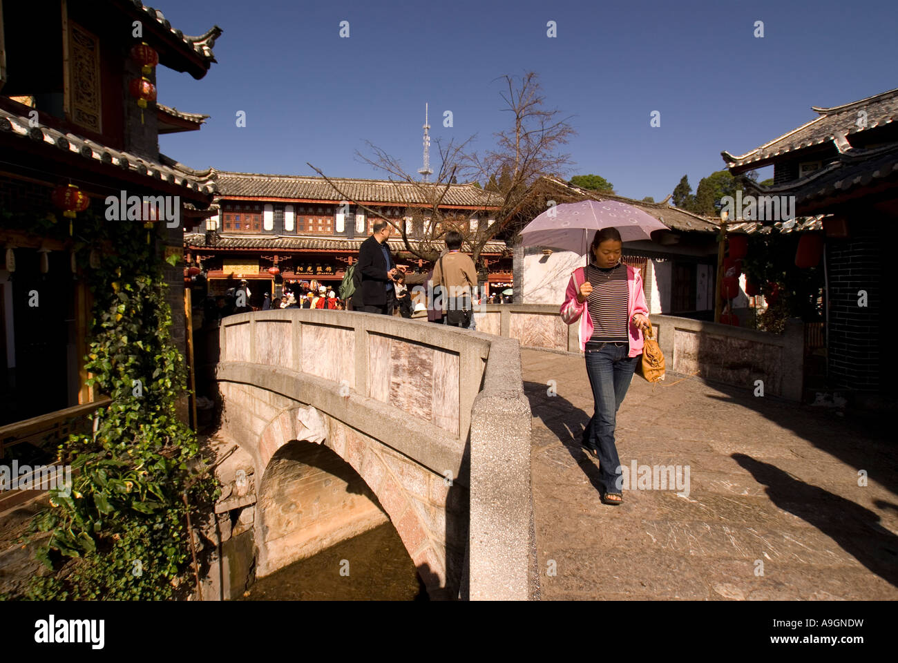 Lijiang Old Town stone bridge over canal, Yunnan, China Stock Photo - Alamy