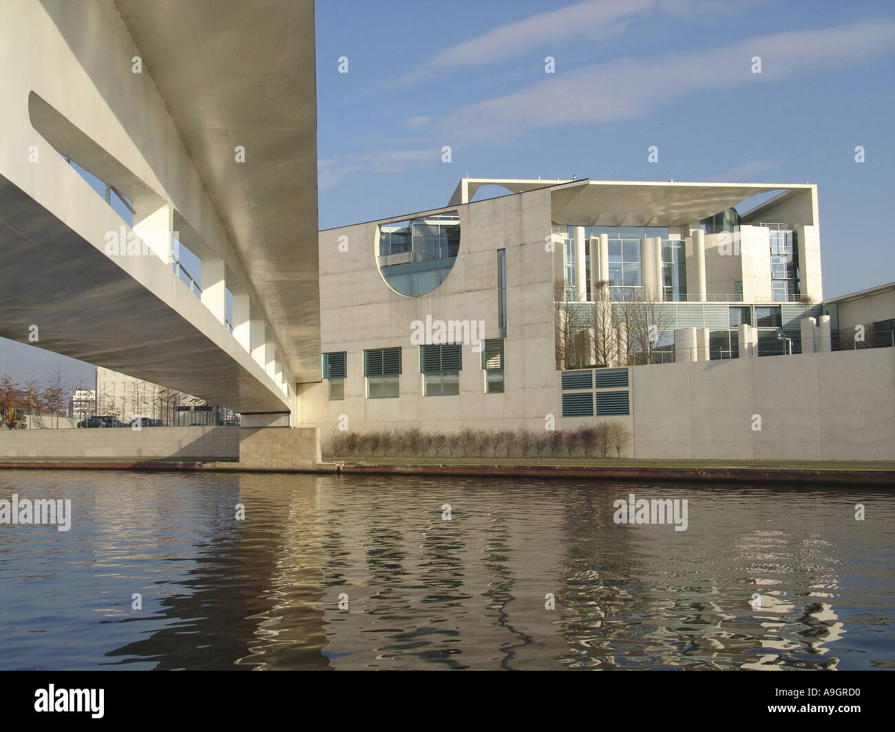 Federal Chancellery, Chancellor's office building with bridge over the ...