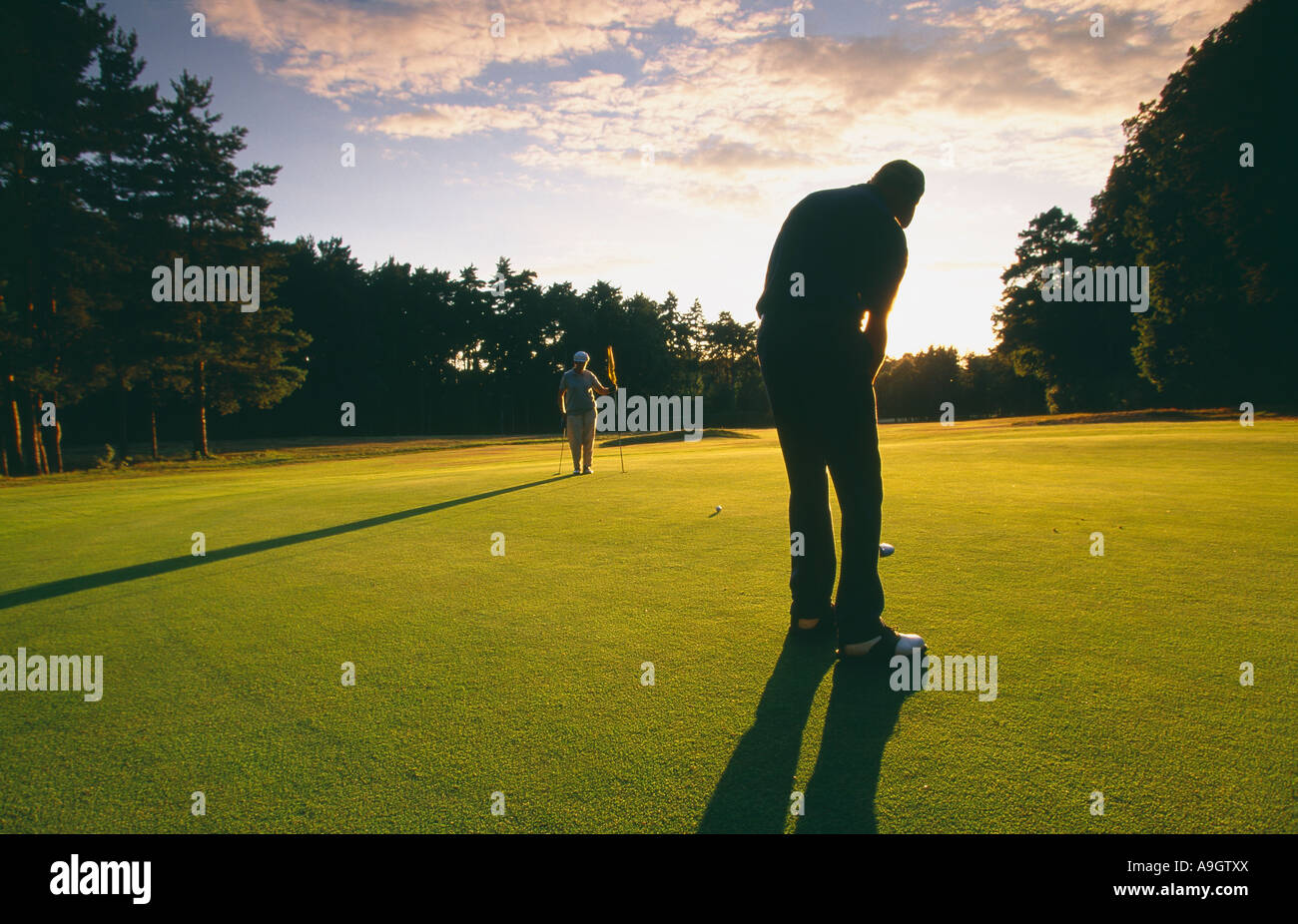 Golf sport silhouette golfer putting hi-res stock photography and ...