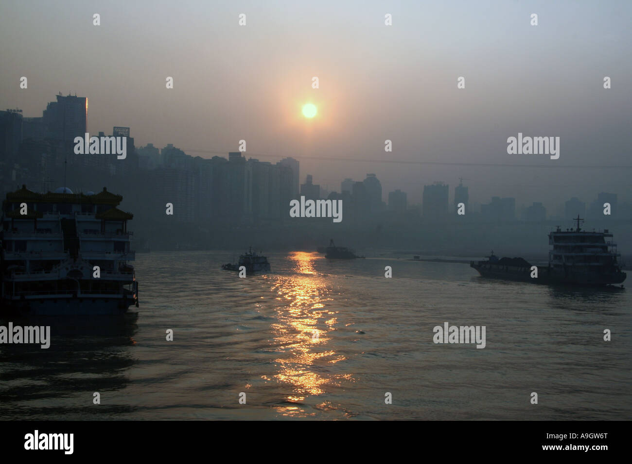 Yangtse silhouette hi-res stock photography and images - Alamy