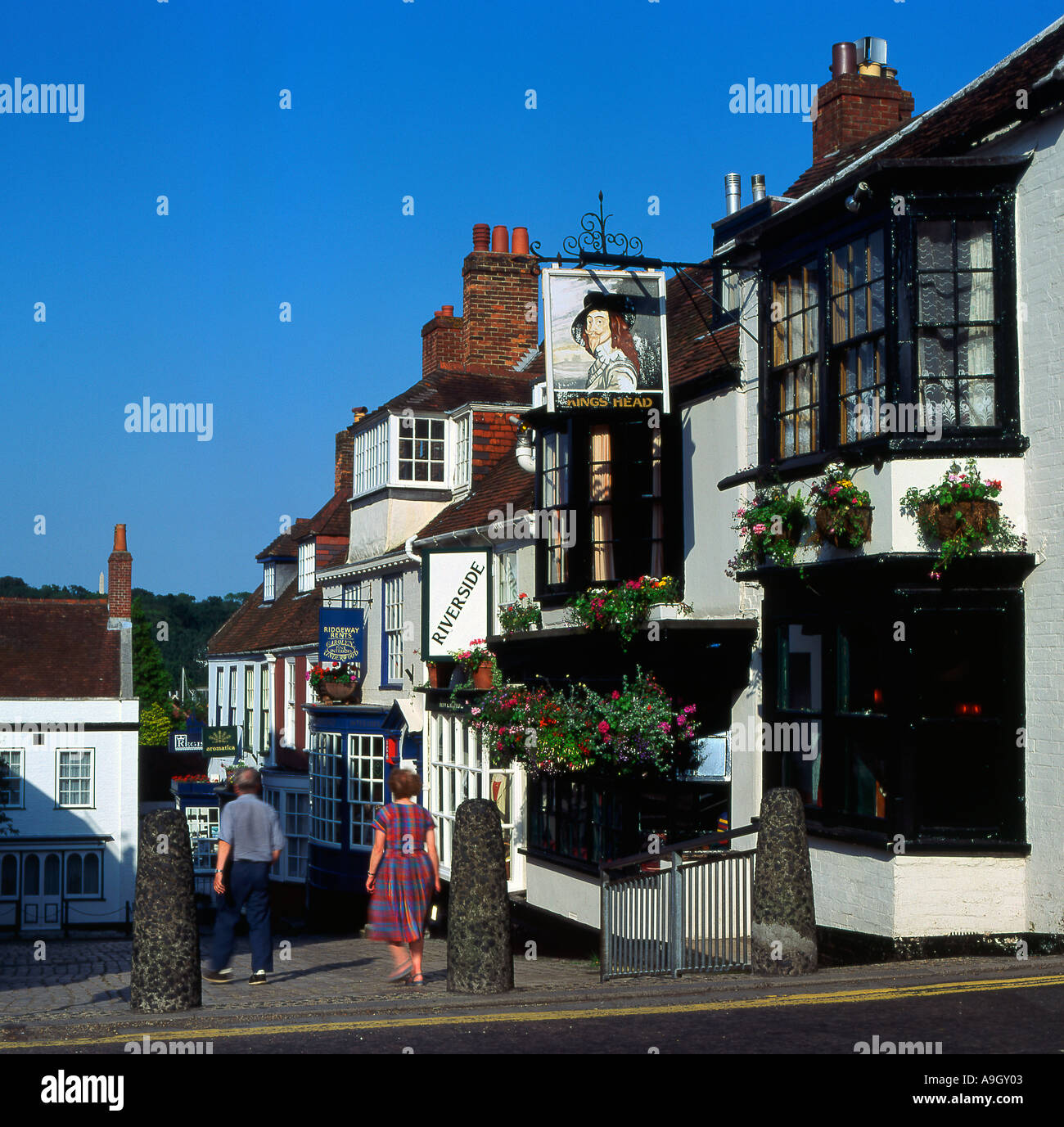 Lymington shops quay hill hi-res stock photography and images - Alamy