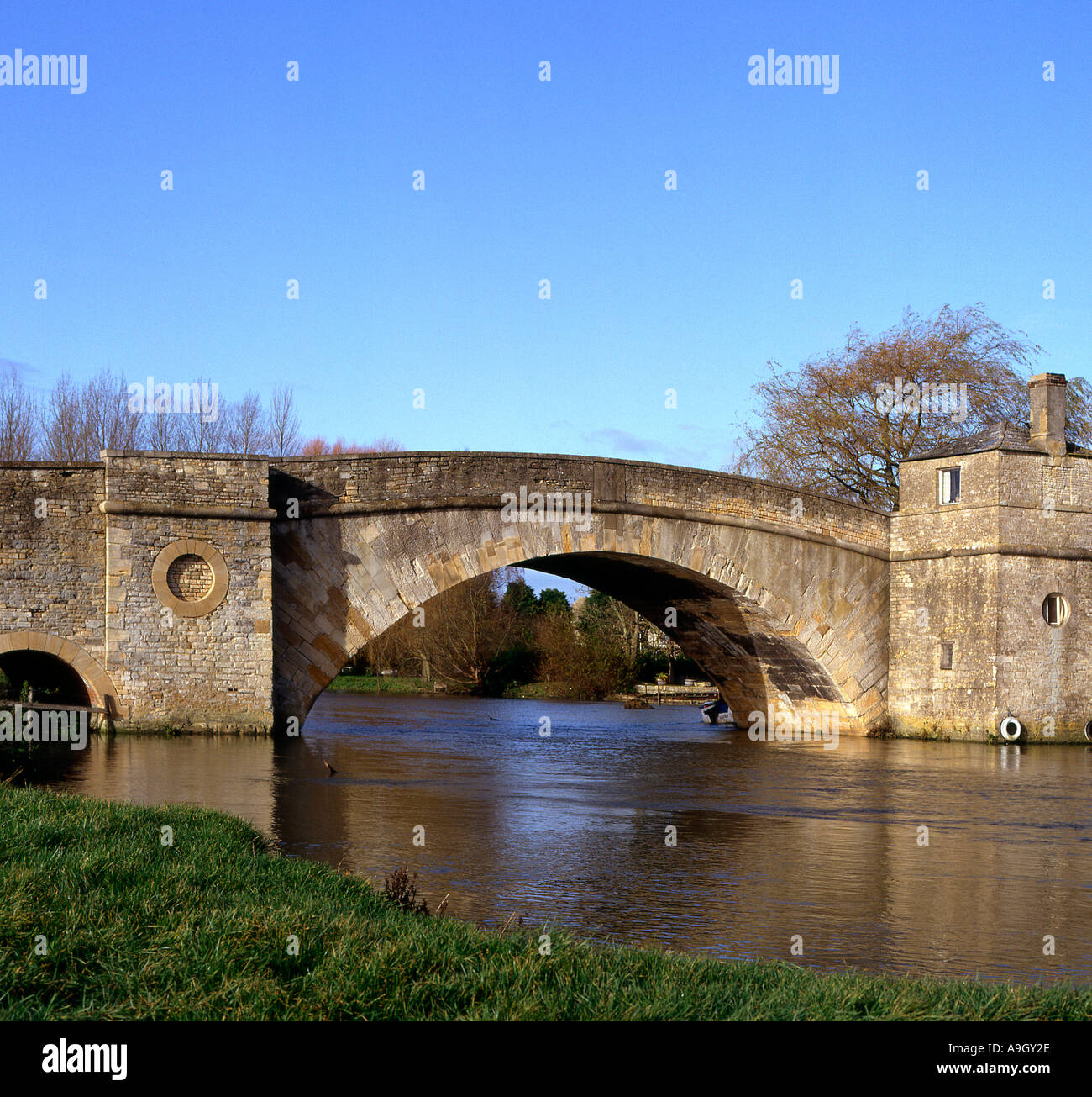 Halfpenny bridge thames hi-res stock photography and images - Alamy