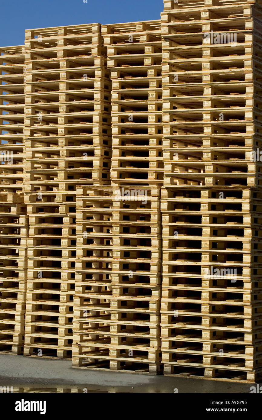 High stack wooden pallets hi-res stock photography and images - Alamy