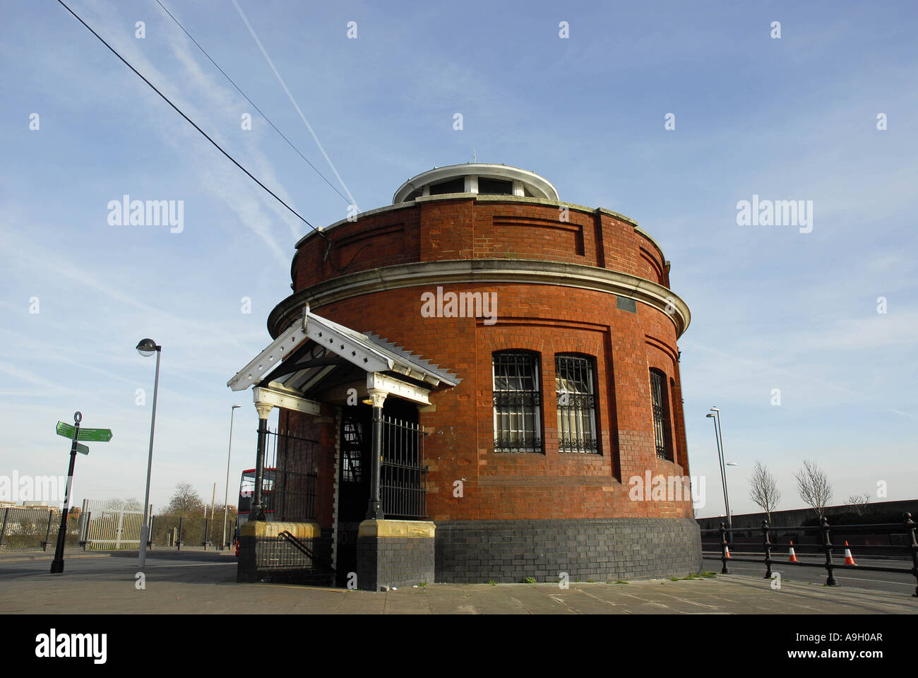 London underground tunnel entrance hi-res stock photography and images ...