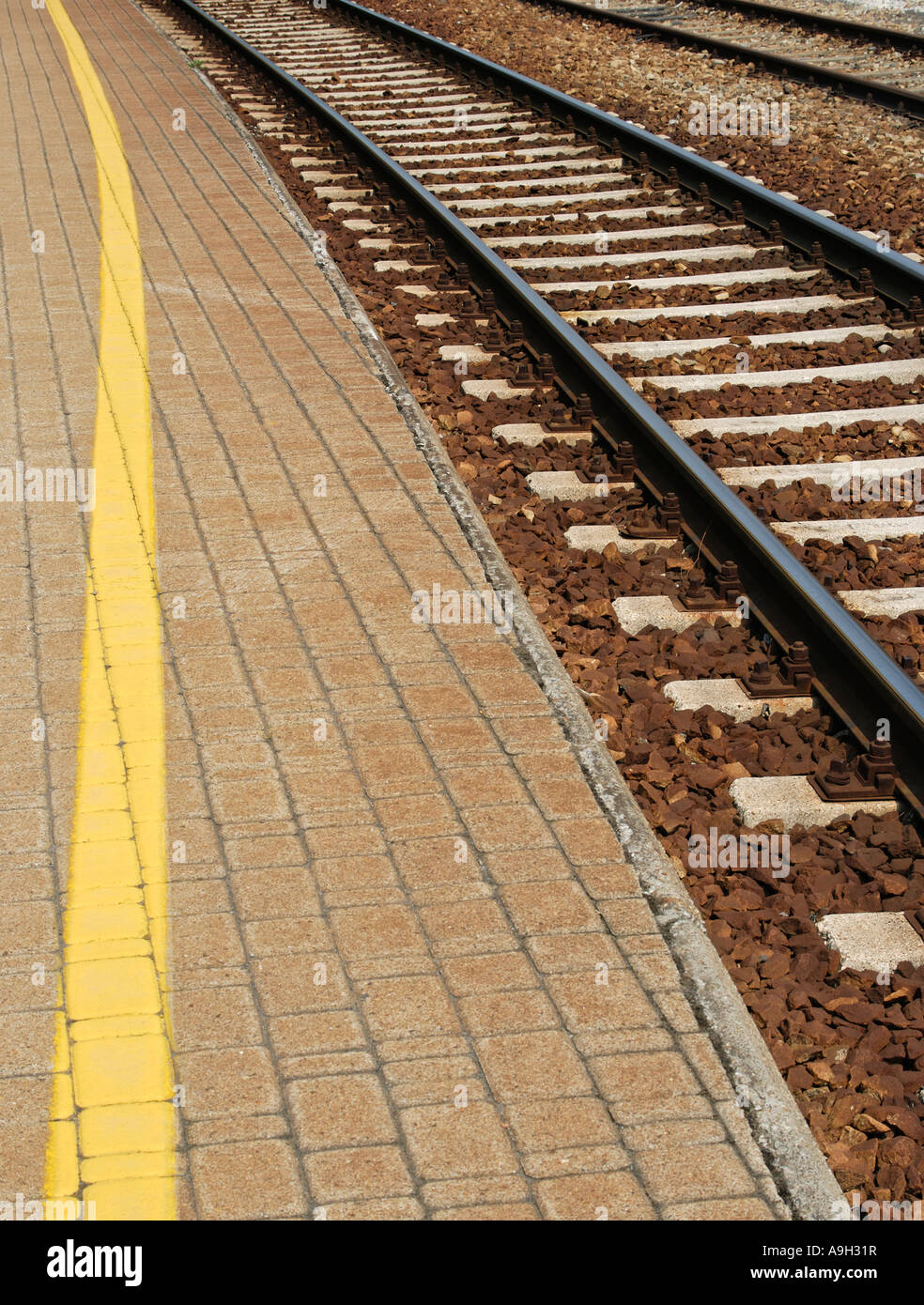 RAILWAY TRACK AND PLATFORM Stock Photo - Alamy