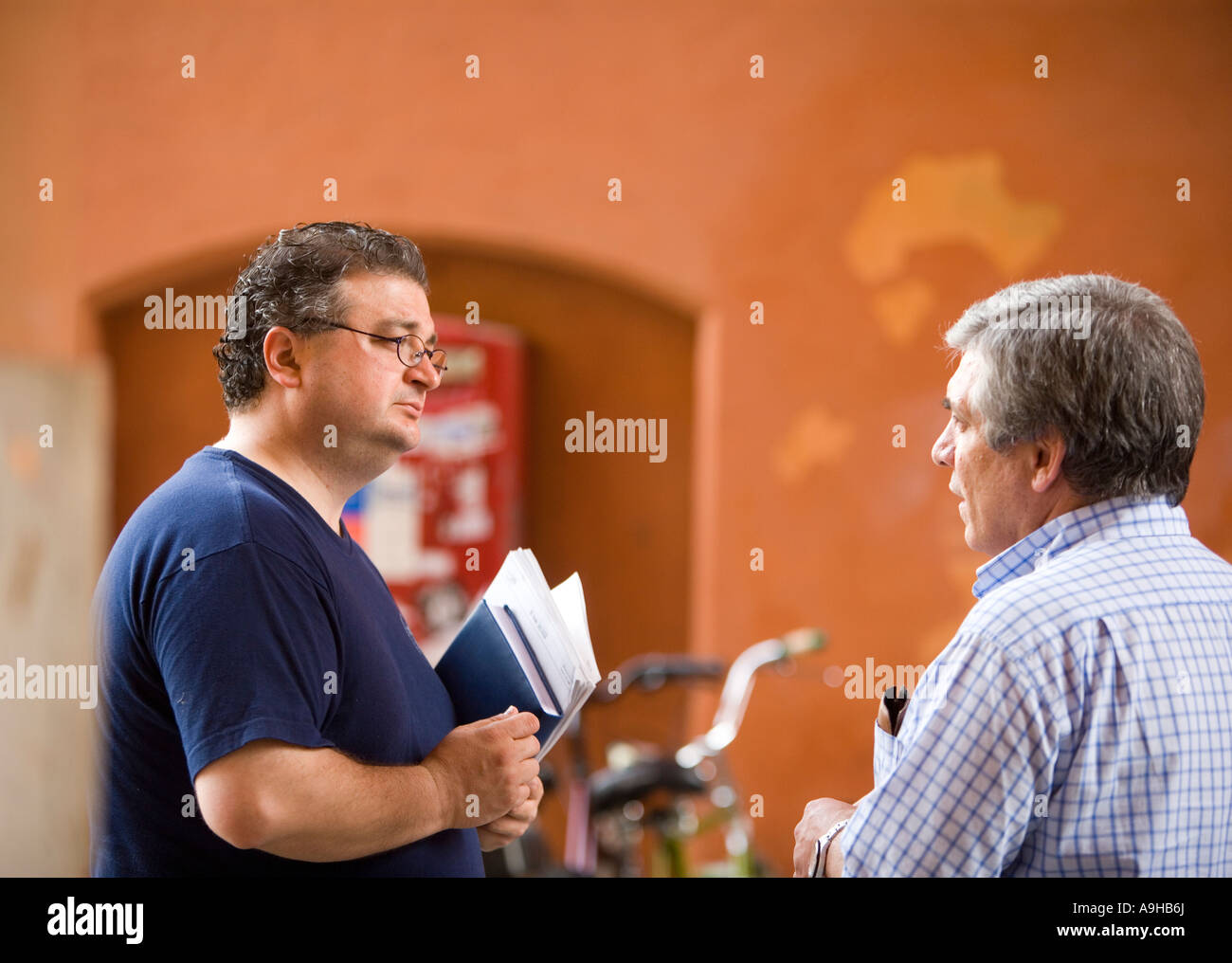 Italian men talking hi-res stock photography and images - Alamy