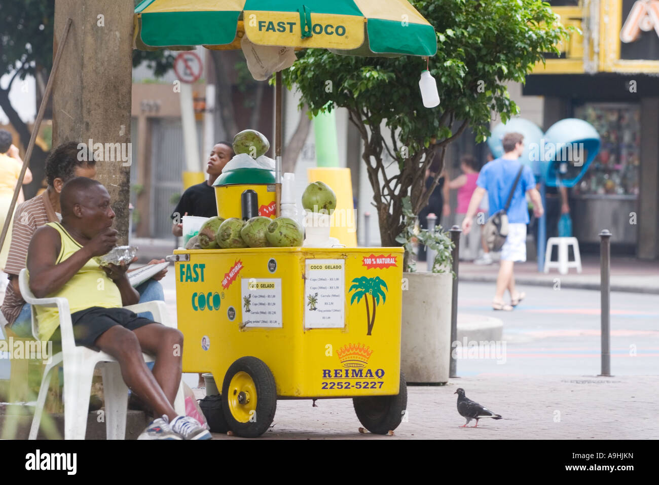 Coconut stand hi-res stock photography and images - Alamy
