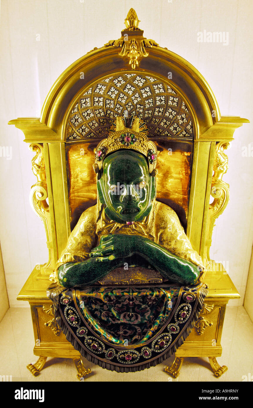 Olmec niche figurine, Treasury of the Residenz, Munich, Bavaria ...