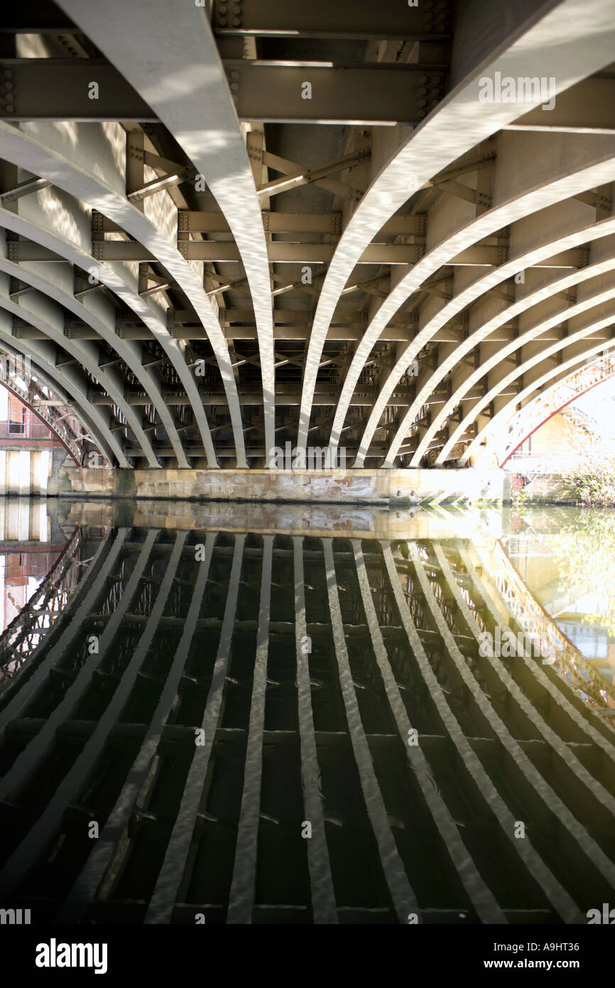 River running through leeds hi-res stock photography and images - Alamy