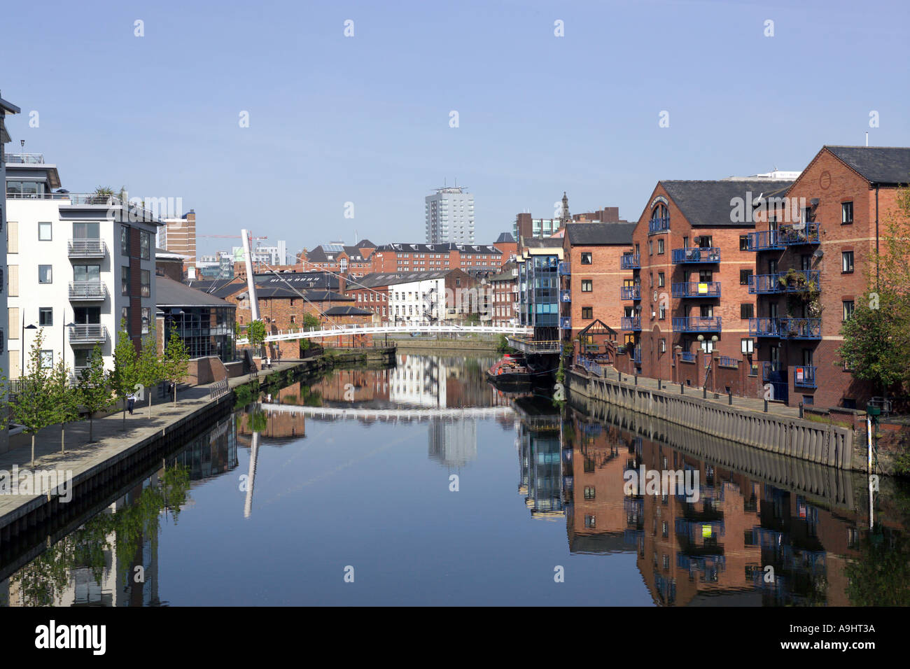 Cityscape along the Leeds Liverpool Canal River Aire running through ...