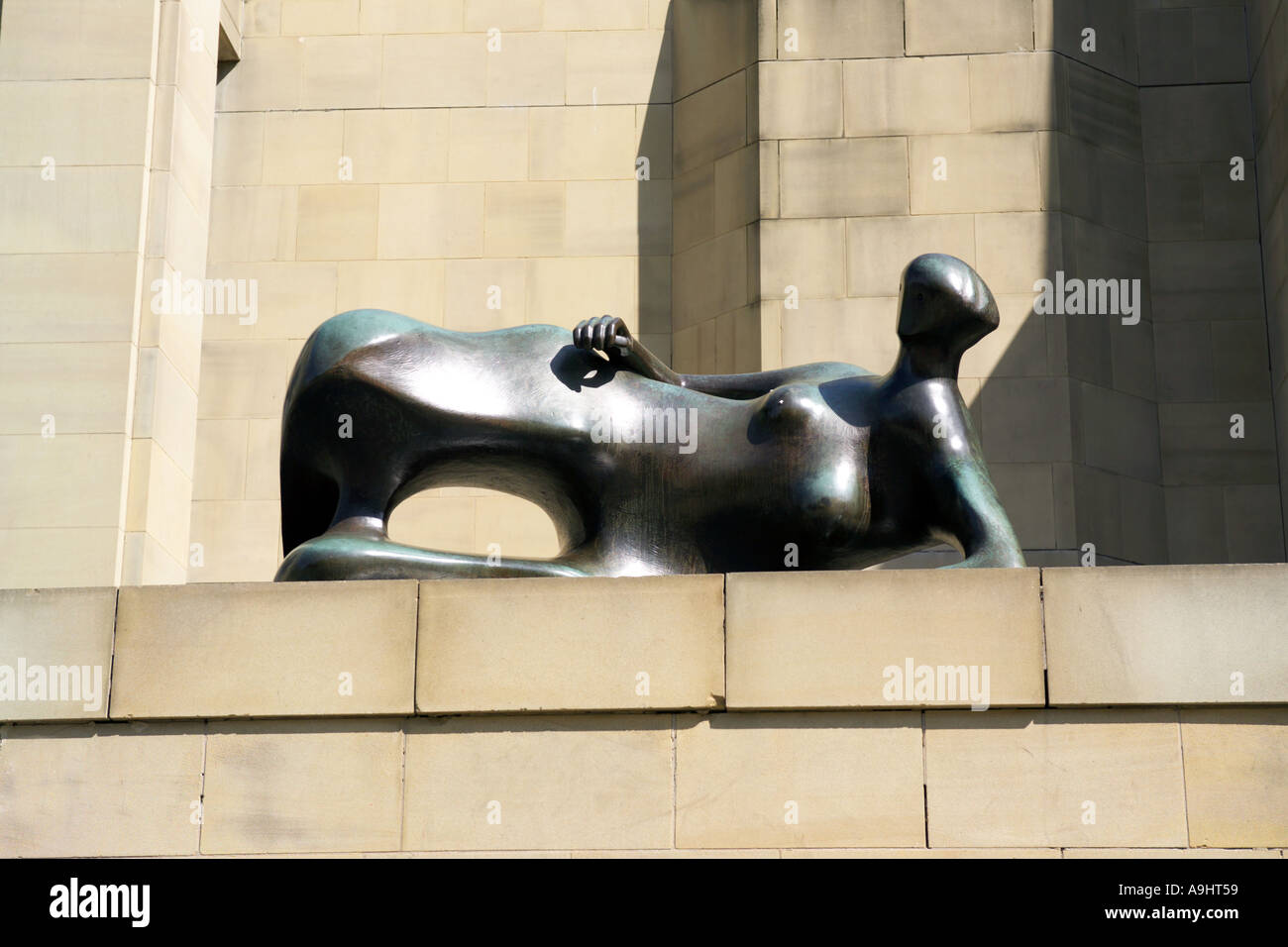 The henry moore sculpture reclining woman hi-res stock photography and images - Alamy