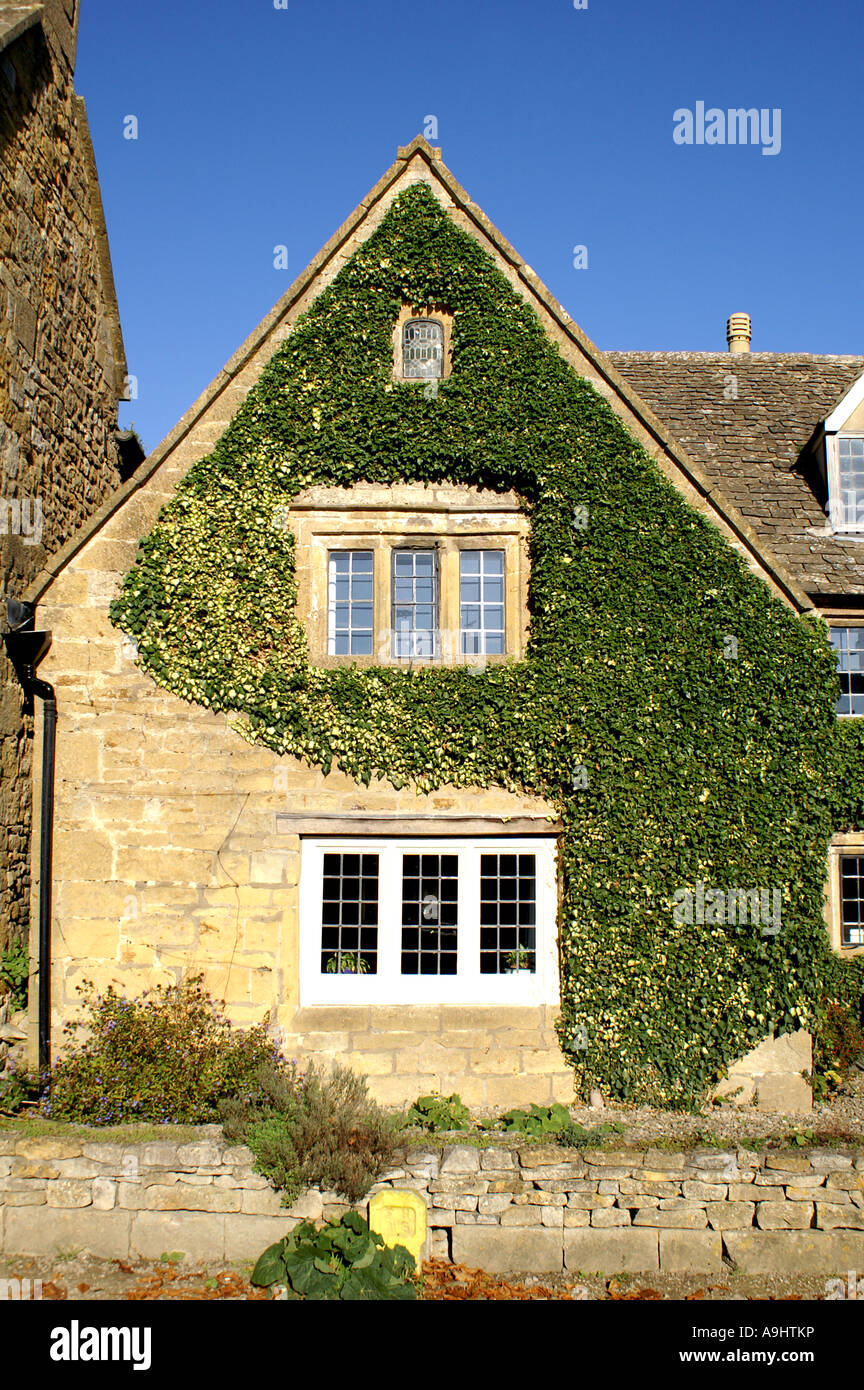 traditional English house, Broadway England Stock Photo - Alamy