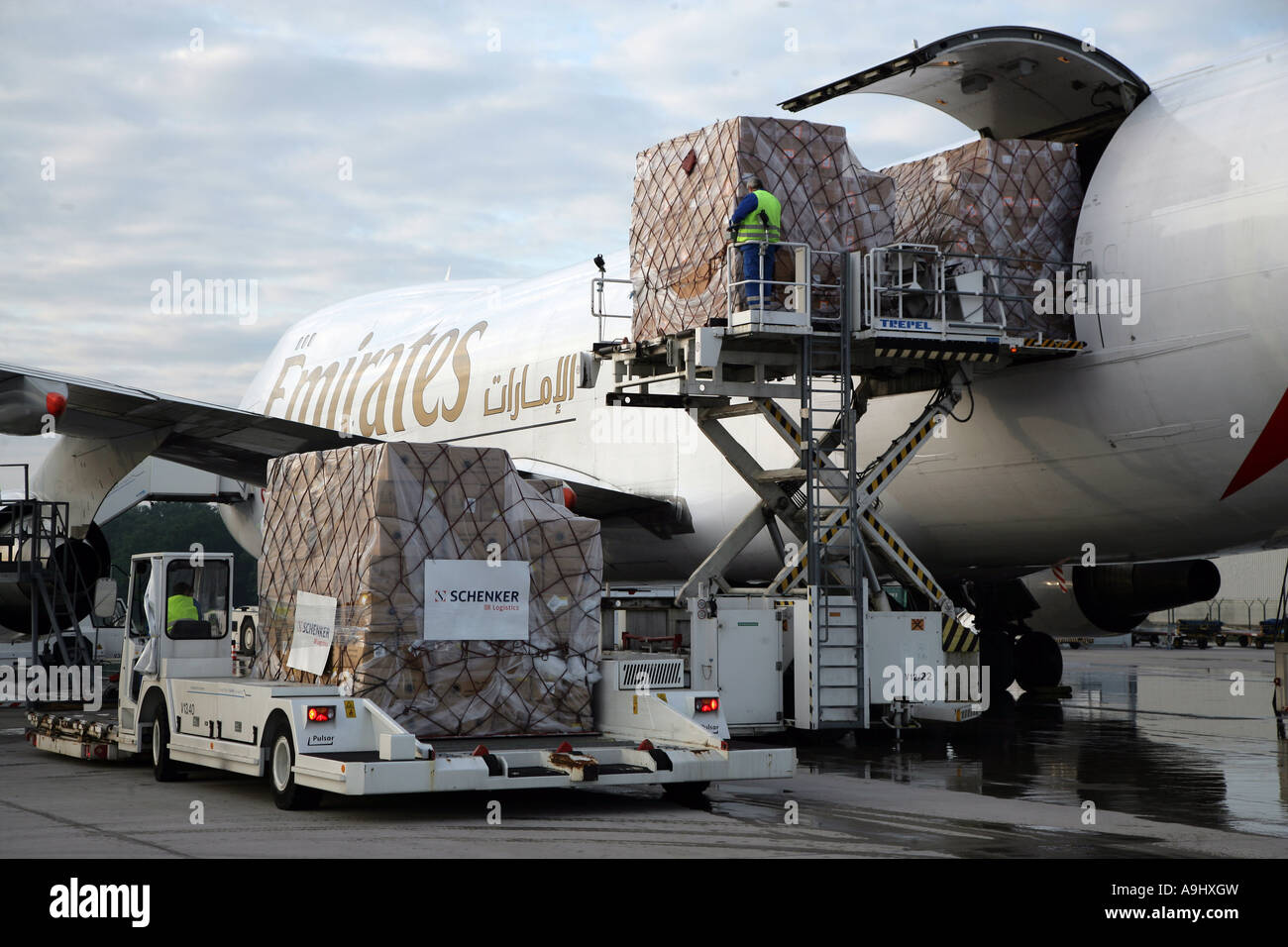 Air freight cargo loading hi-res stock photography and images - Alamy