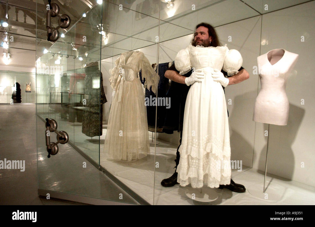 Museum display case hi-res stock photography and images - Alamy