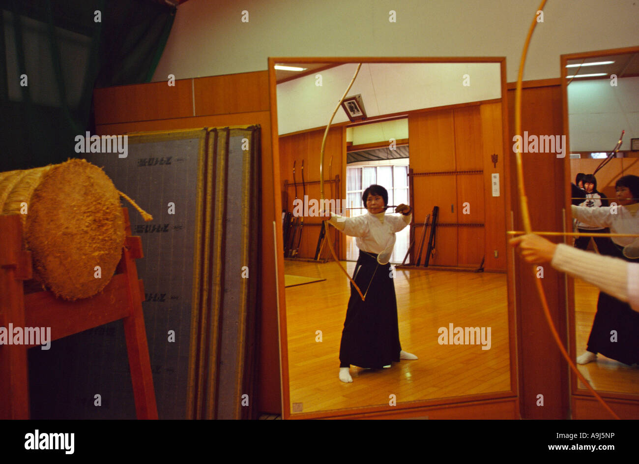 Kyudo hi-res stock photography and images - Alamy