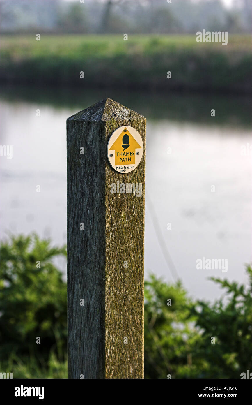 Thames cycle way hi-res stock photography and images - Alamy