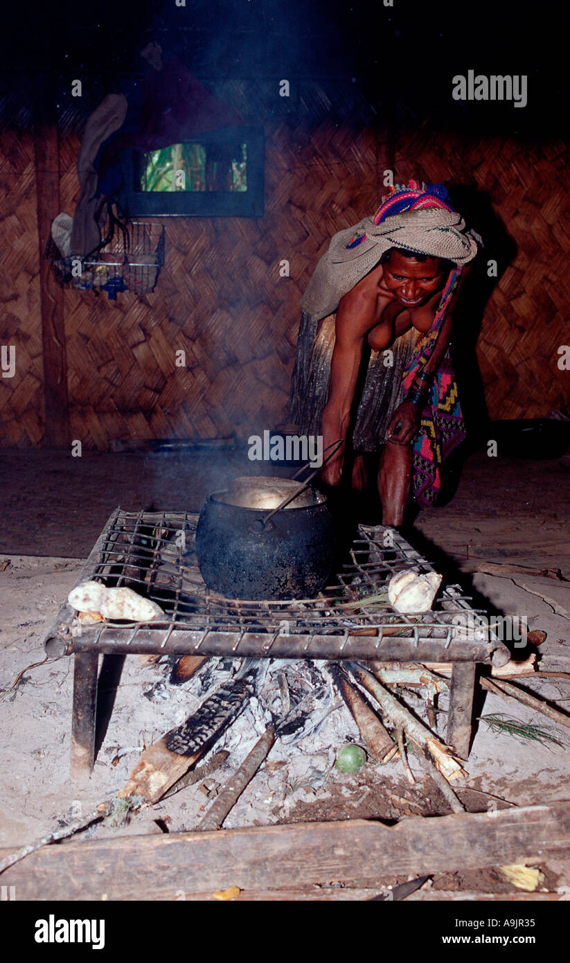 Huli woman hi-res stock photography and images - Alamy