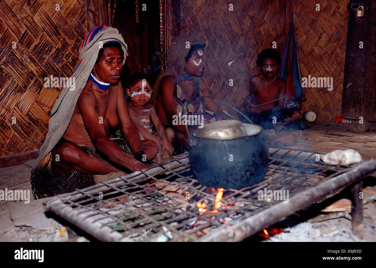 Papua new guinea woman huli hi-res stock photography and images - Alamy