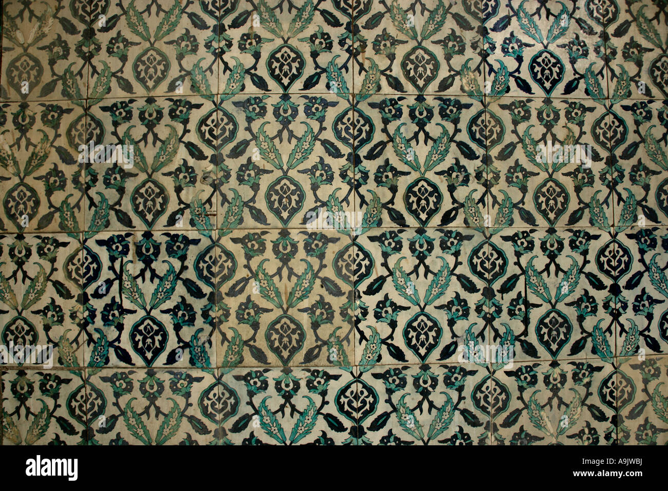 Tile mosque geometric art hi-res stock photography and images - Alamy