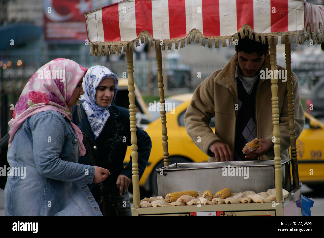 Serving up corn on the cob on the street, Istanbul, Turkey Stock Photo ...