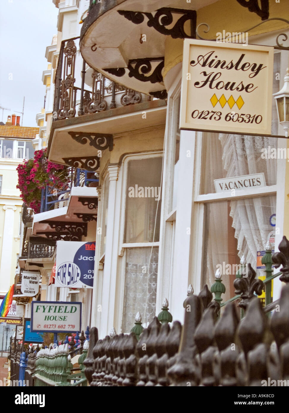 Hotel signs hi-res stock photography and images - Alamy